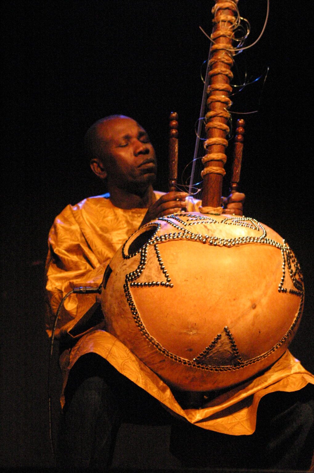 Los orígenes de la kora: el popular instrumento de cuerda del África ...